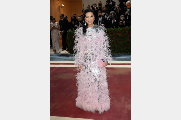 Wendi Deng dans une robe argentée à plumes roses