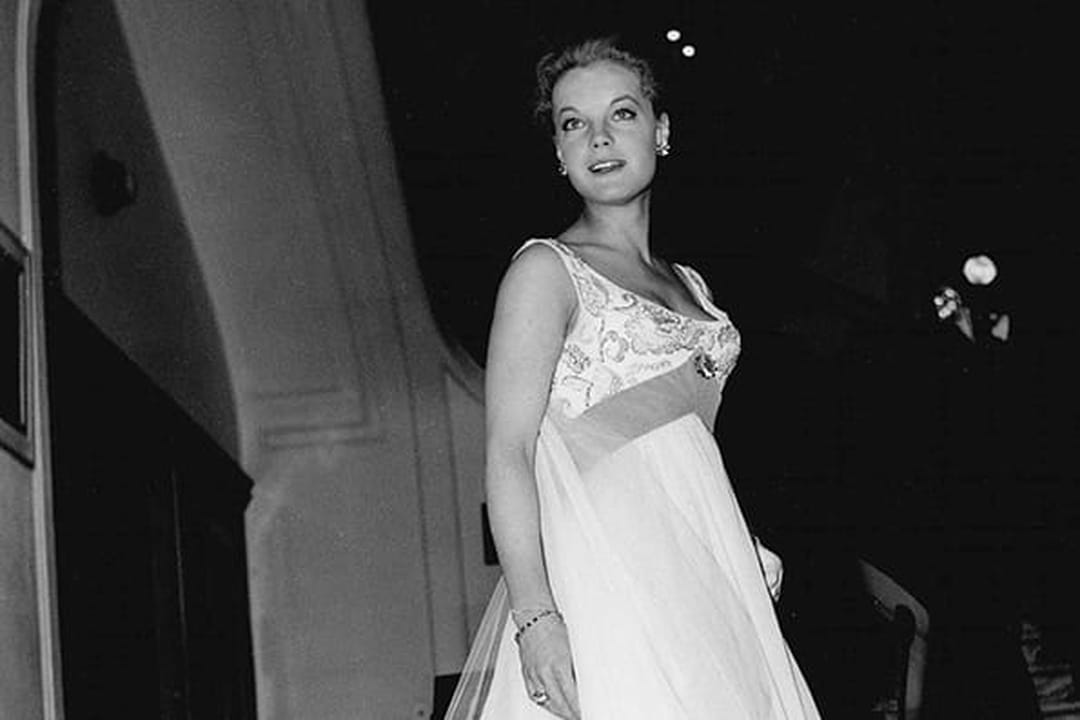Romy Schneider en robe blanche vaporeuse