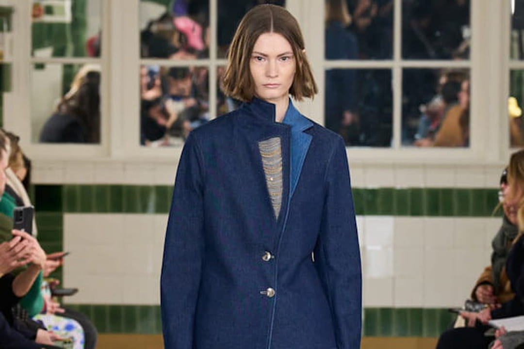 Jean lacéré et veste en denim aperçus sur le défilé Victoria/Tomas