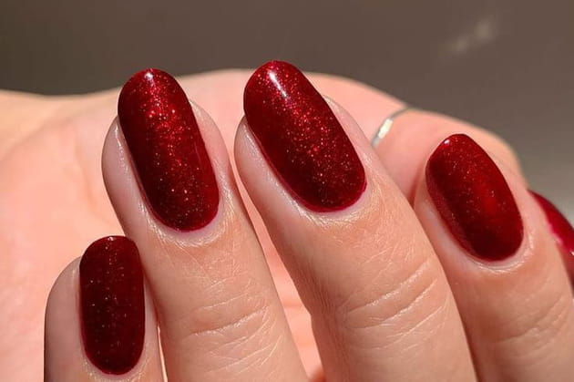Les ongles rouges brillants
