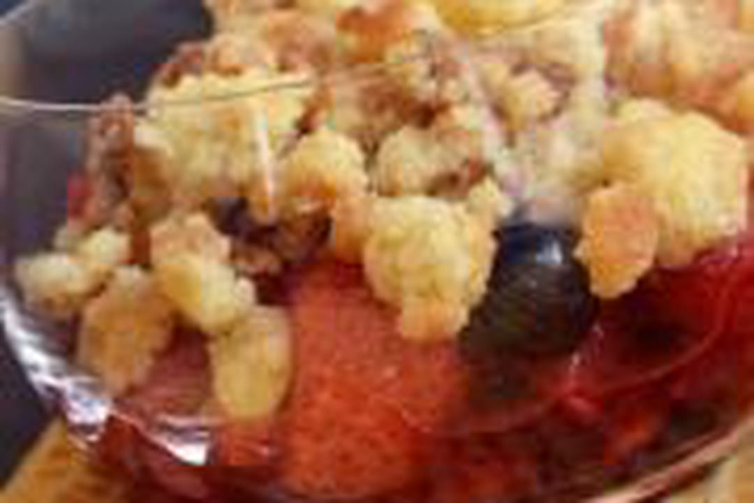 Crumble aux pommes et fruits rouges à la poêle