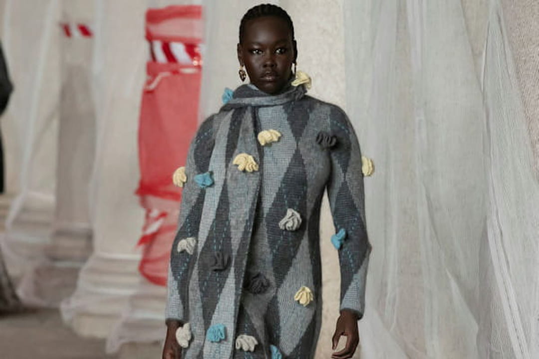 Robe pull grise à losanges et pampille aperçue sur le défilé Etro