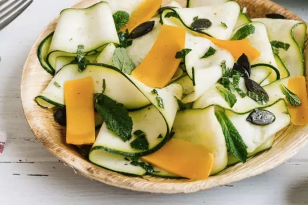 Salade de courgettes marinées, mimolette, graines de courge et menthe