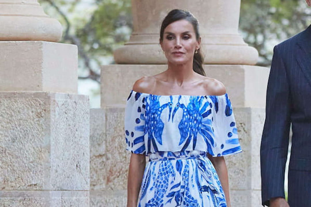 Letizia d'Espagne en robe à encolure Bardot imprimée blanc et bleu ...
