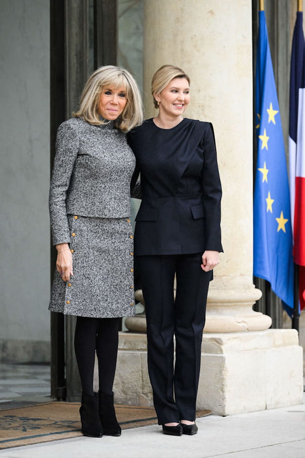 Brigitte Macron dans un ensemble en tweed gris le 12 décembre 2022