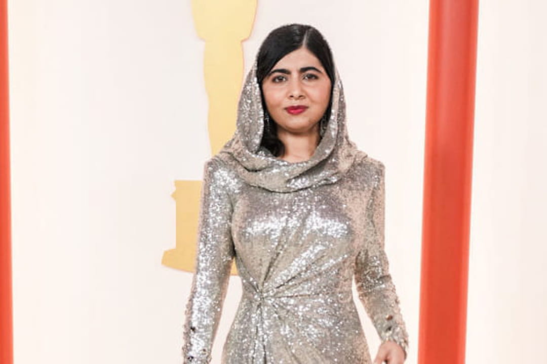 Malala Yousafzai en robe à paillettes argentées Ralph Lauren et bijoux ...