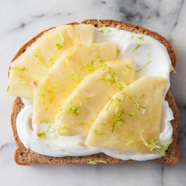 Pain complet et ananas