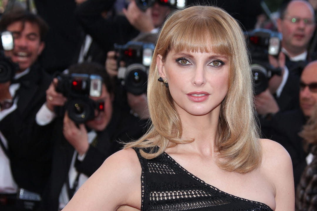 Frédérique Bel est charmante en blonde