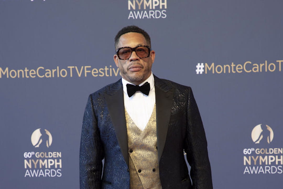 Joey Starr en costume noir et doré