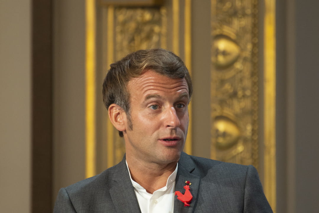 Macron laisse tomber les...