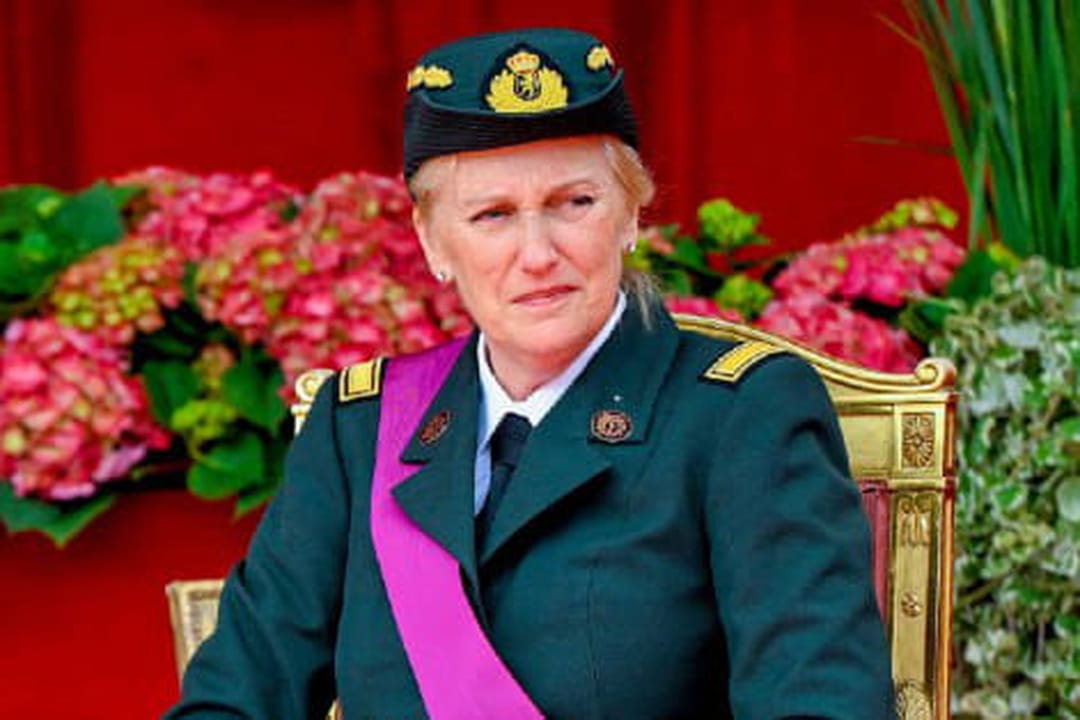 À 63 ans, Astrid de Belgique enfile une tenue militaire qui en impose