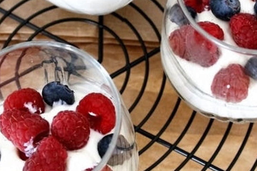 Mousse au fromage blanc et fruits rouges