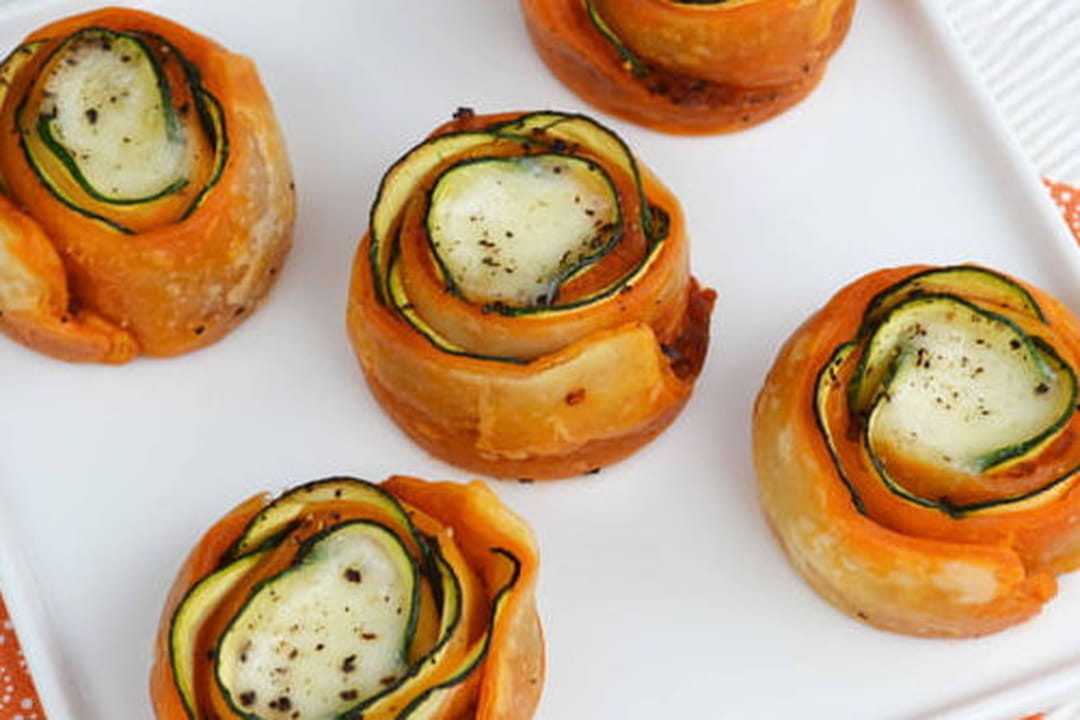 Roses feuilletées à la courgette, pesto rosso et mozzarella