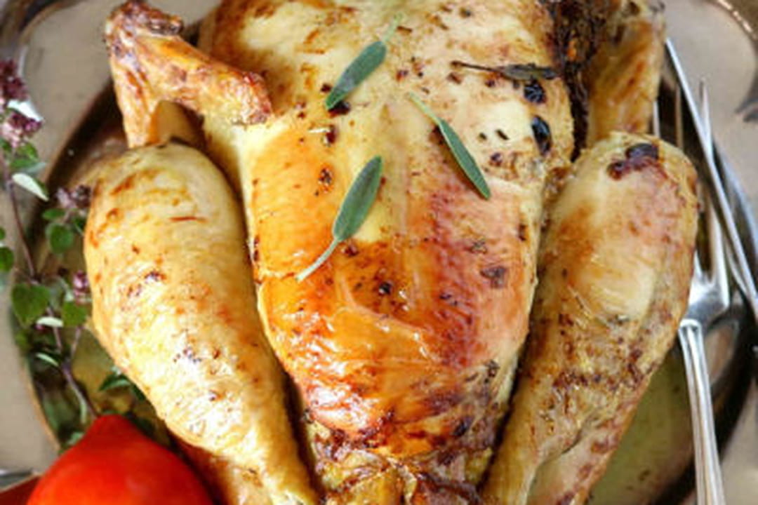 Poulet fermier rôti farci aux tomates