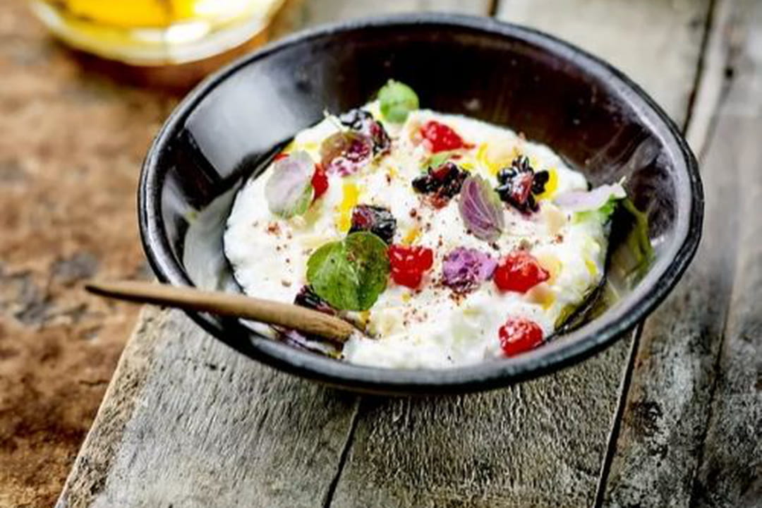 Faisselle condiments et fruits rouges