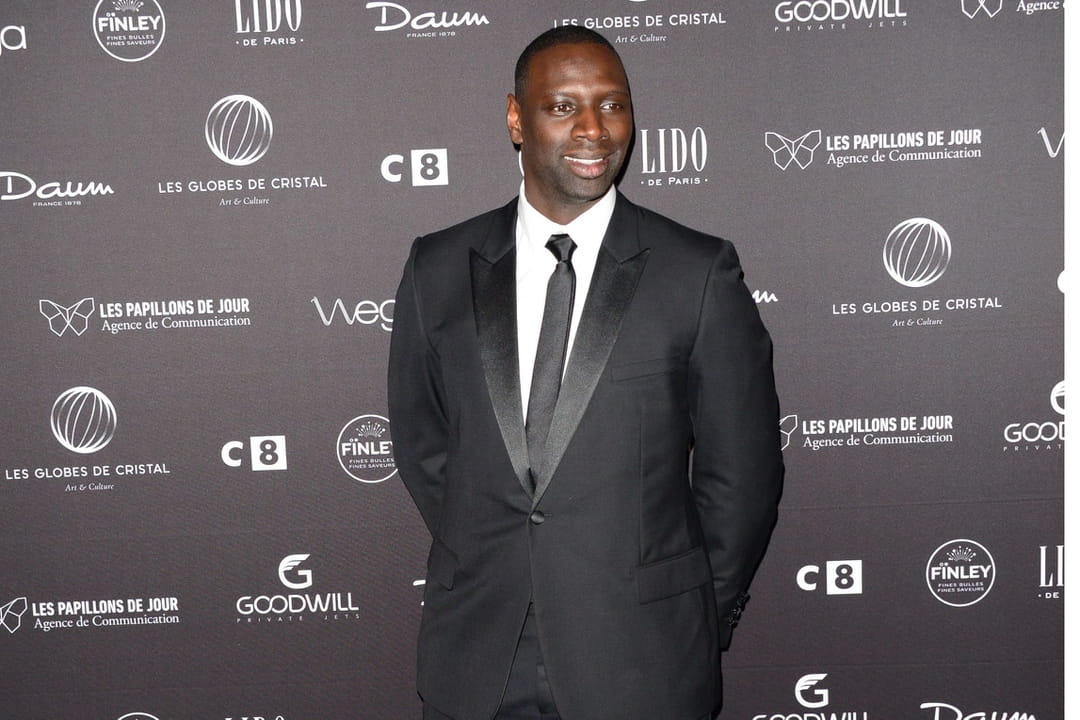 Omar Sy en smoking et cravate noire