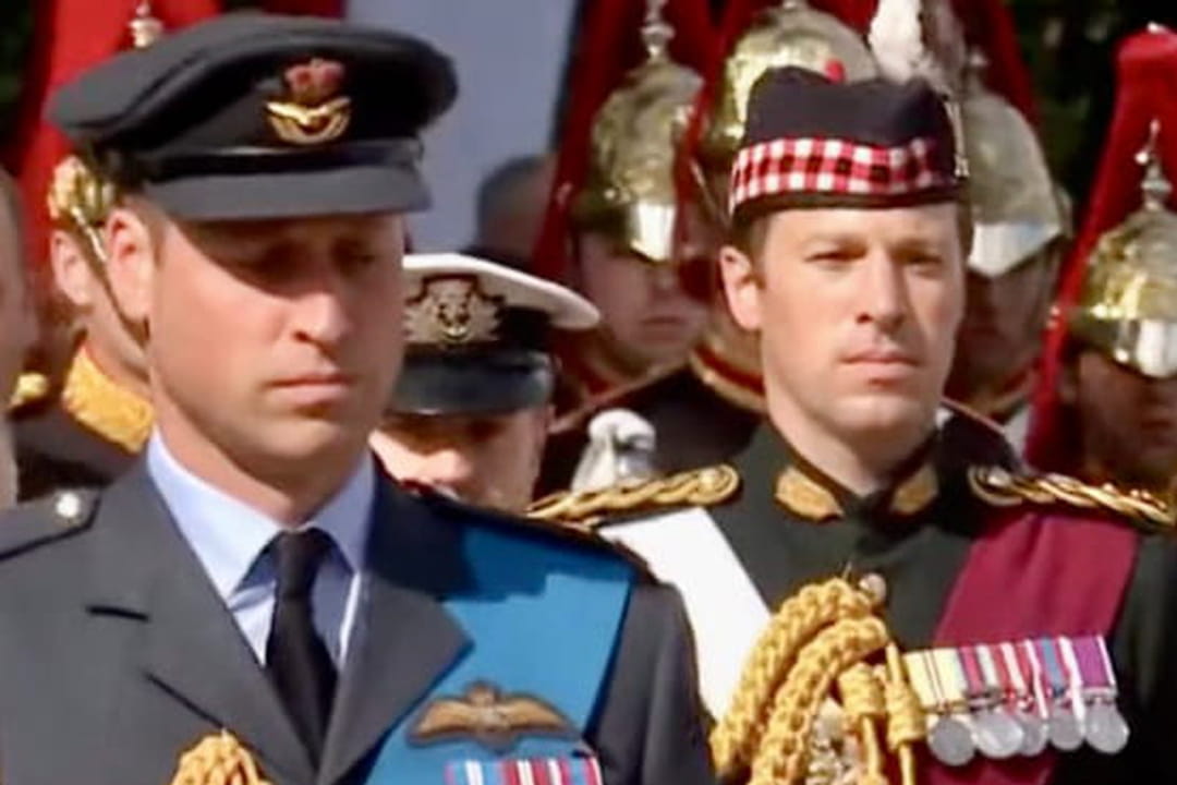 Le major Jonathan Thompson aux côtés du Prince William