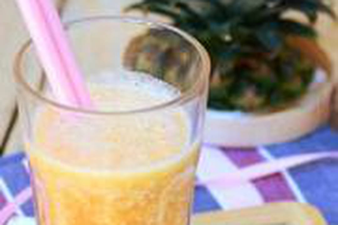 Jus frais d'ananas, pommes et pêches