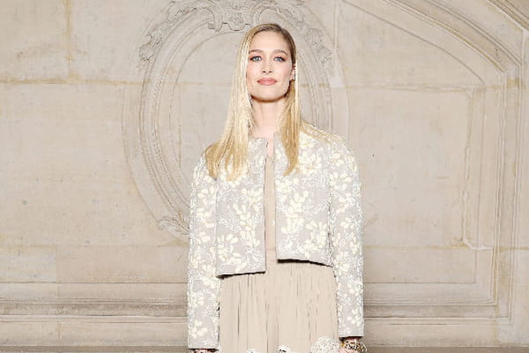 Beatrice Borromeo Casiraghi en robe beige à dentelle et veste courte au défilé Dior haute ...