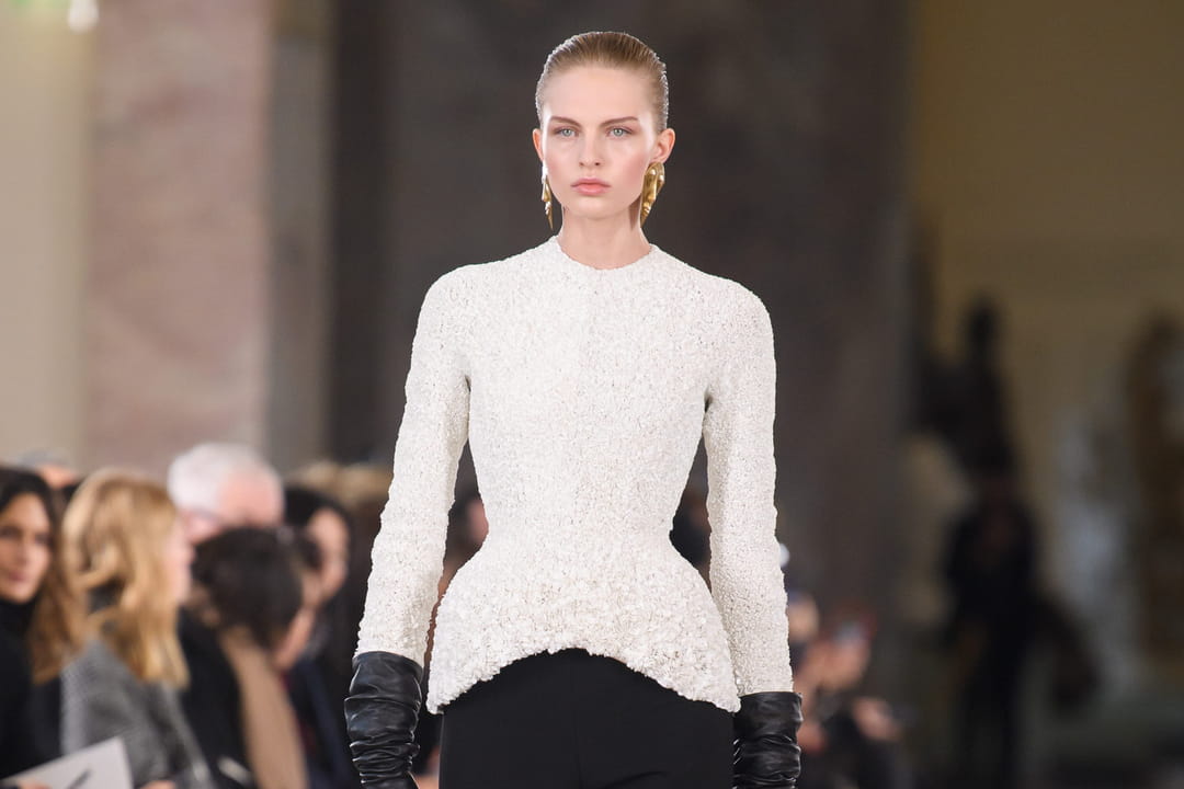 Look 1 du défilé Schiaparelli