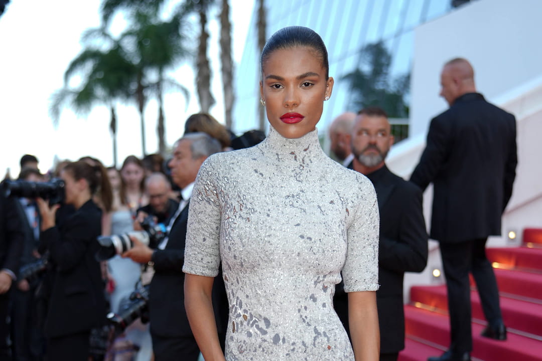 Tina Kunakey en robe longue blanche en dentelle
