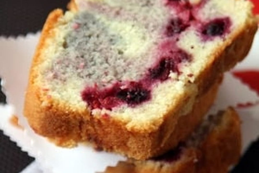 Cake aux fruits rouges léger comme la neige