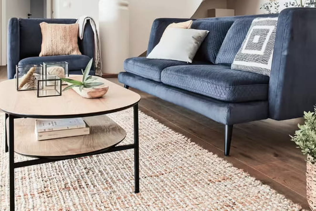Une table basse avec plateau courbé