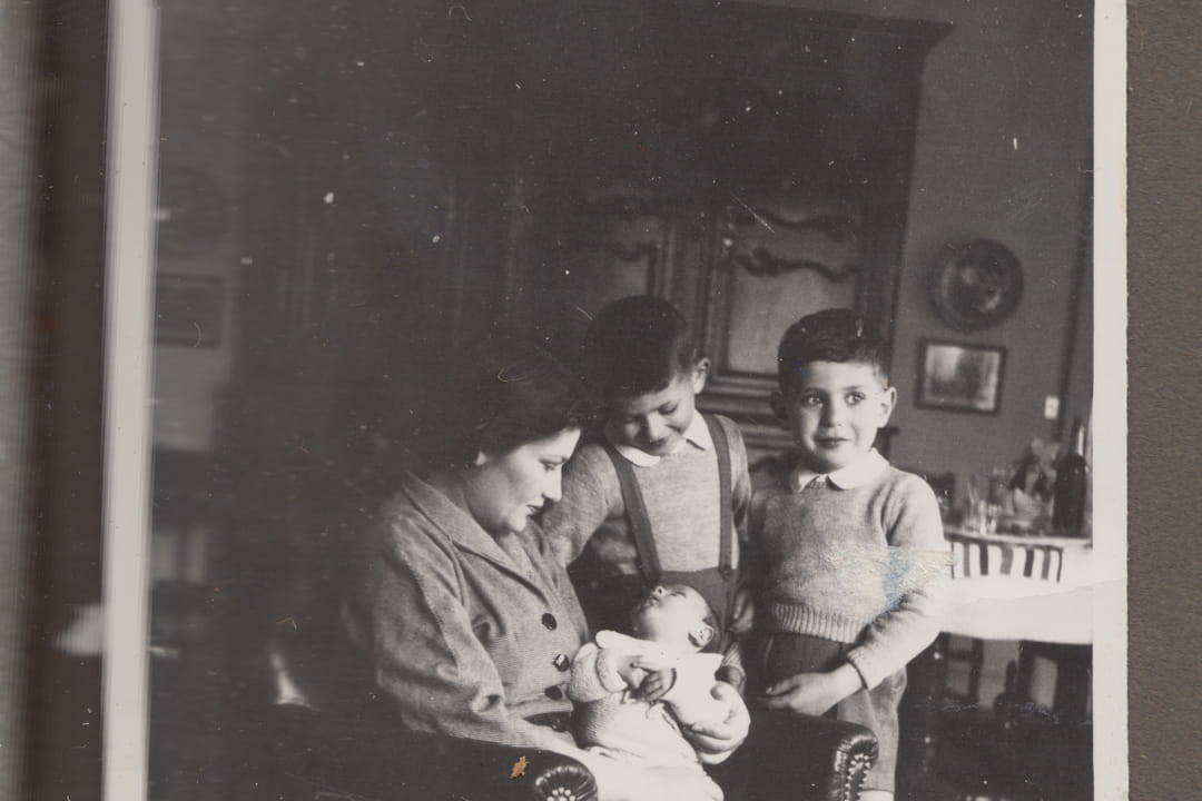 Simone et ses trois fils à la naissance de Pierre-François, 1954
