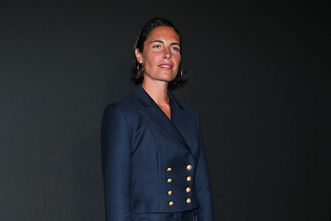 Alessandra Sublet en smoking bleu marine