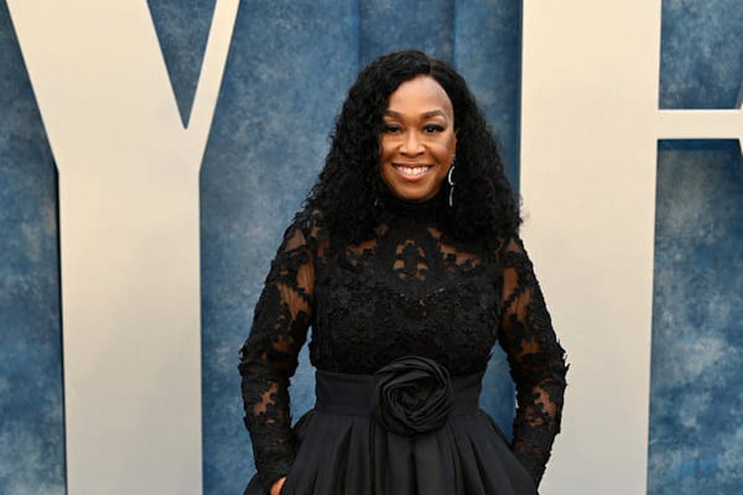 Shonda Rhimes en robe noire à manches longues Carolina Herrera