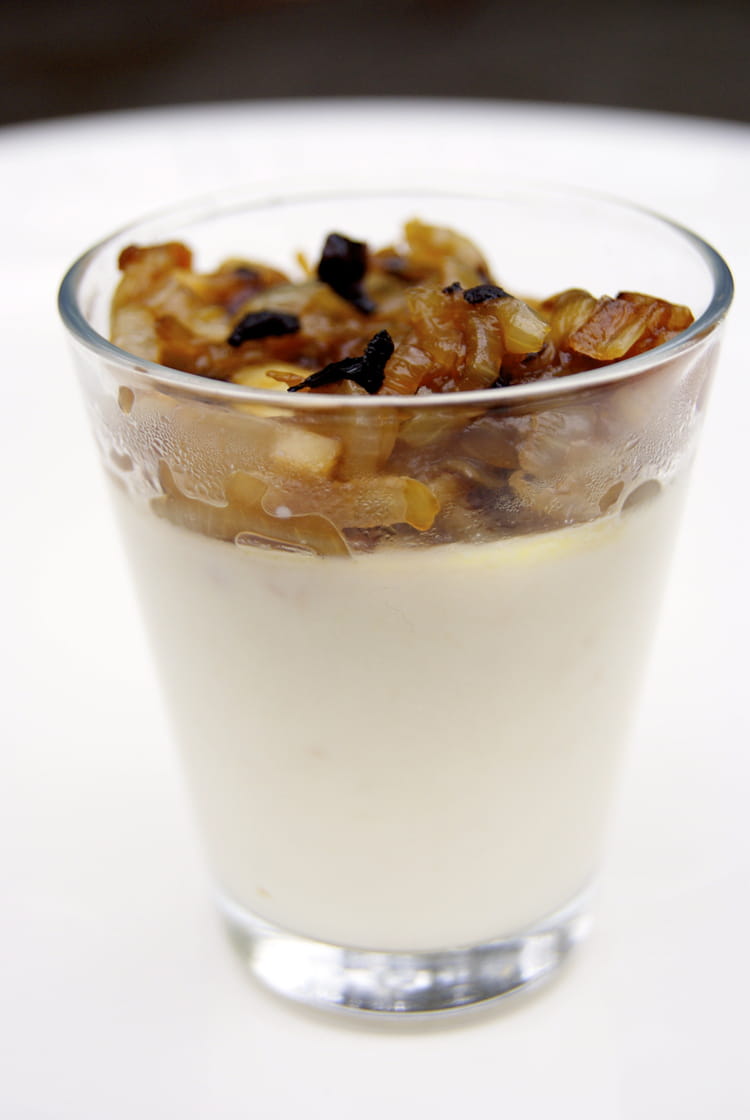 Verrines de panna cotta truffée au foie gras et confit d'oignons