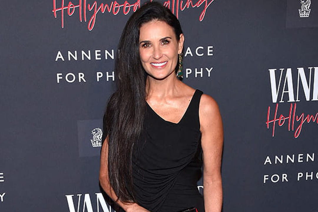Demi Moore en robe longue noire asymétrique