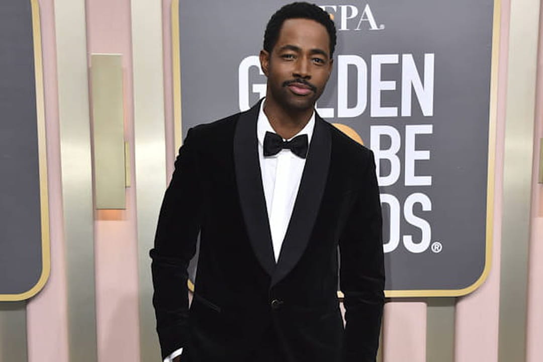 Jay Ellis en costume noir Louis Vuitton