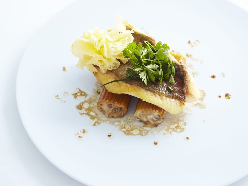 Recette de Filet de Saint-Pierre rôti sur la peau, gros macaronis ...