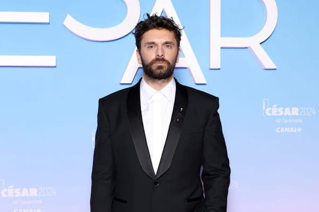 Pio Marmaï en costume noir Louis Vuitton