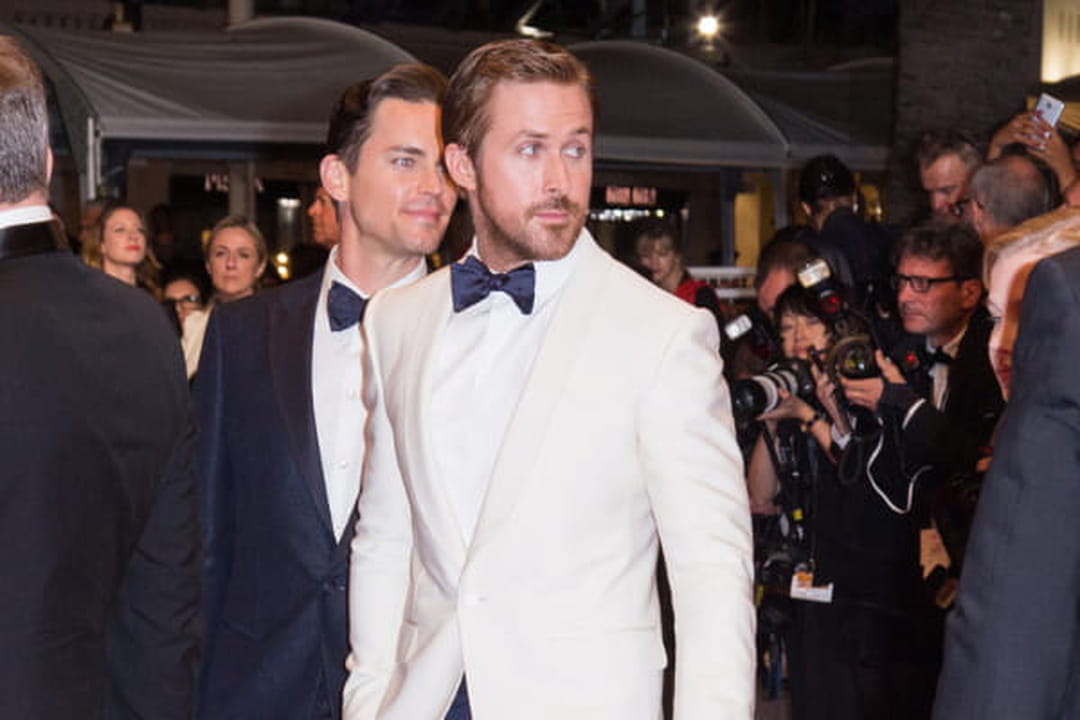 Ryan Gosling en nœud papillon, veste blanche et pantalon bleu