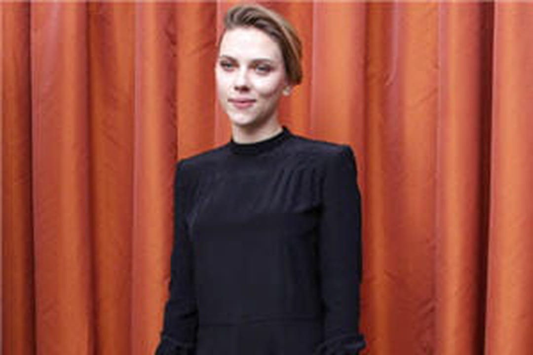 Scarlett Johansson en robe noire plissée