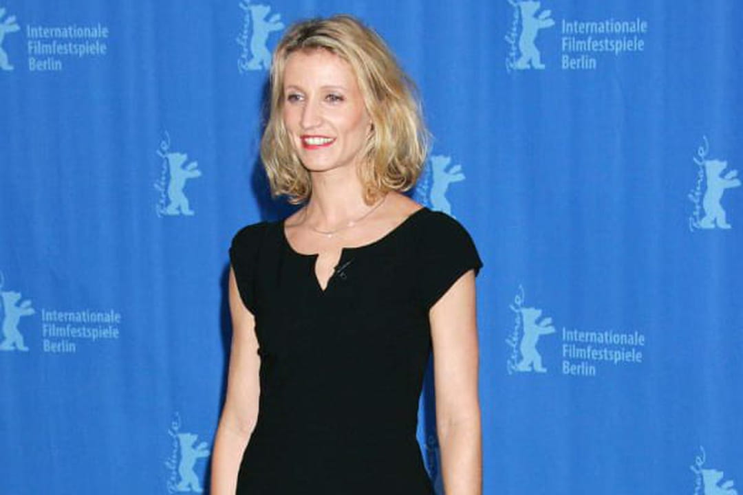 Alexandra Lamy en robe mi-longue et bottes hautes
