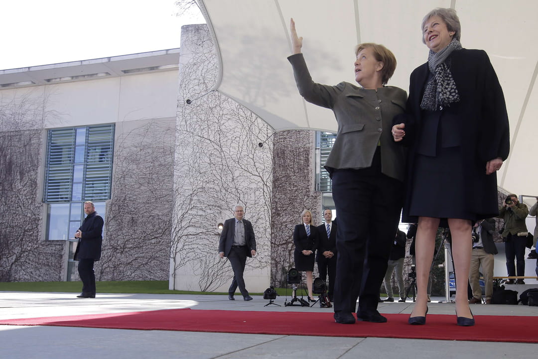 Angela Merkel et Theresa May, main dans la main