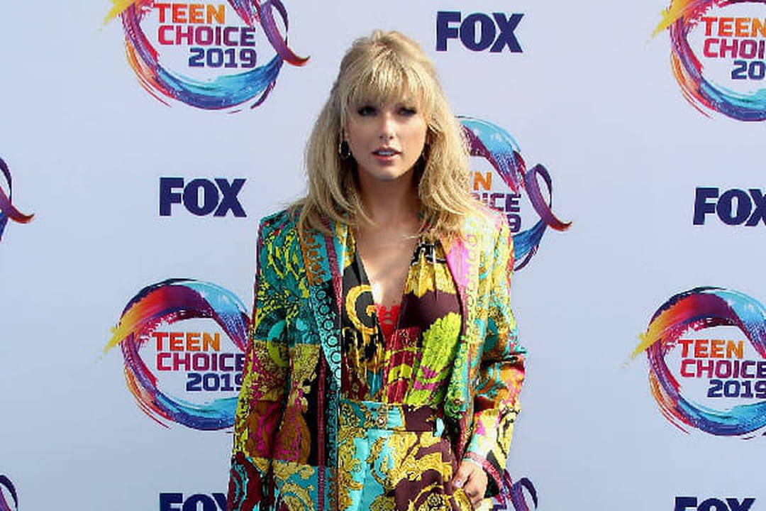Taylor Swift en ensemble à motifs