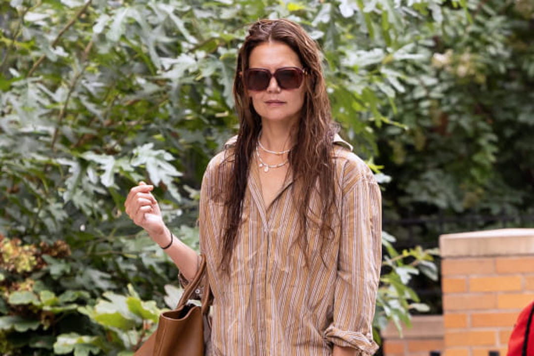 En jogging et chemise, Katie Holmes mise sur le confort (au détriment ...