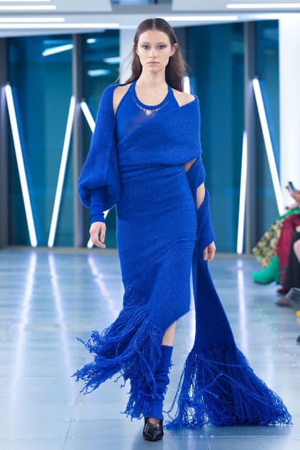 Robe longue bleue asymétrique aperçue sur le défilé Mark Fast