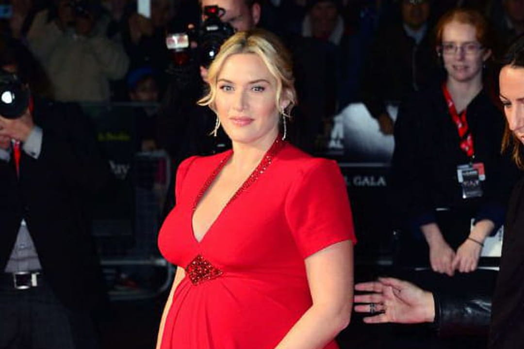 Kate Winslet en robe longue rouge décolletée