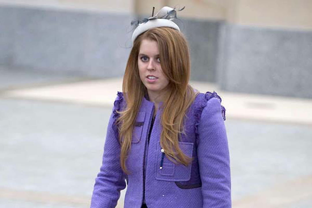 Beatrice d'York en robe et veste violette