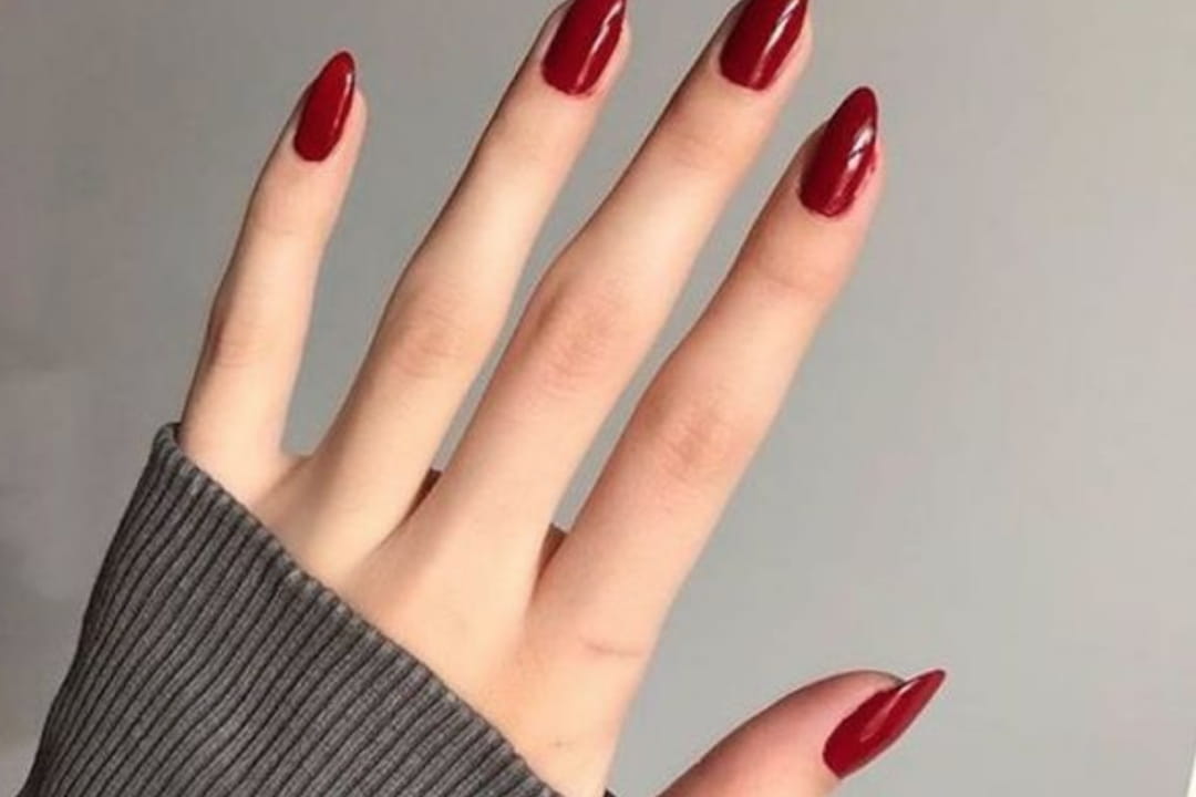 Des ongles rouges pointus