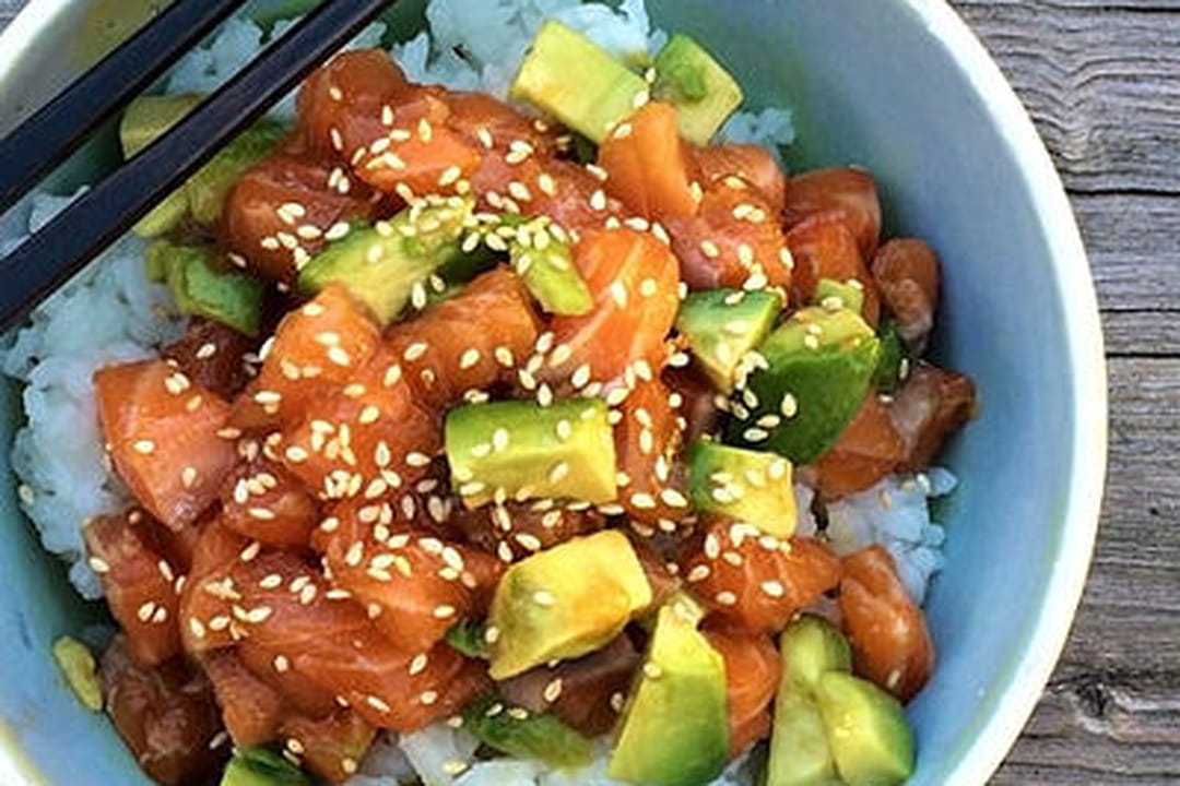 Riz, saumon cru, avocat et sauce au soja
