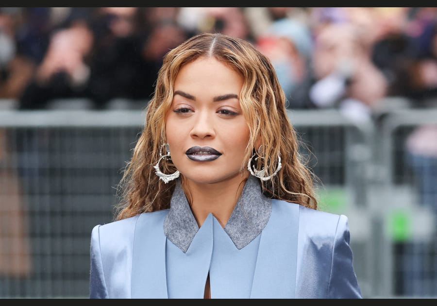 Les lèvres métalliques de Rita Ora