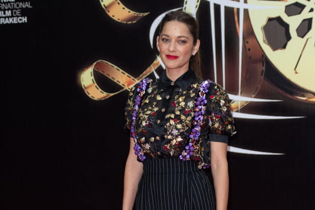 Marion Cotillard en pantalon à pinces et top à sequins