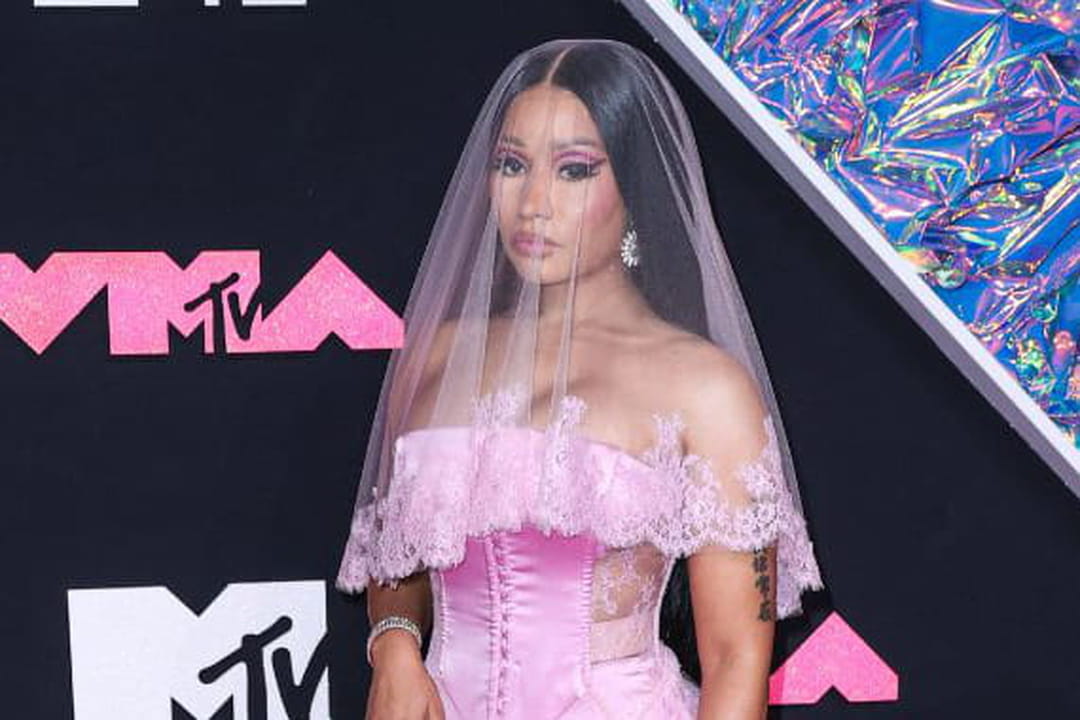 Nicki Minaj en robe bustier rose bonbon