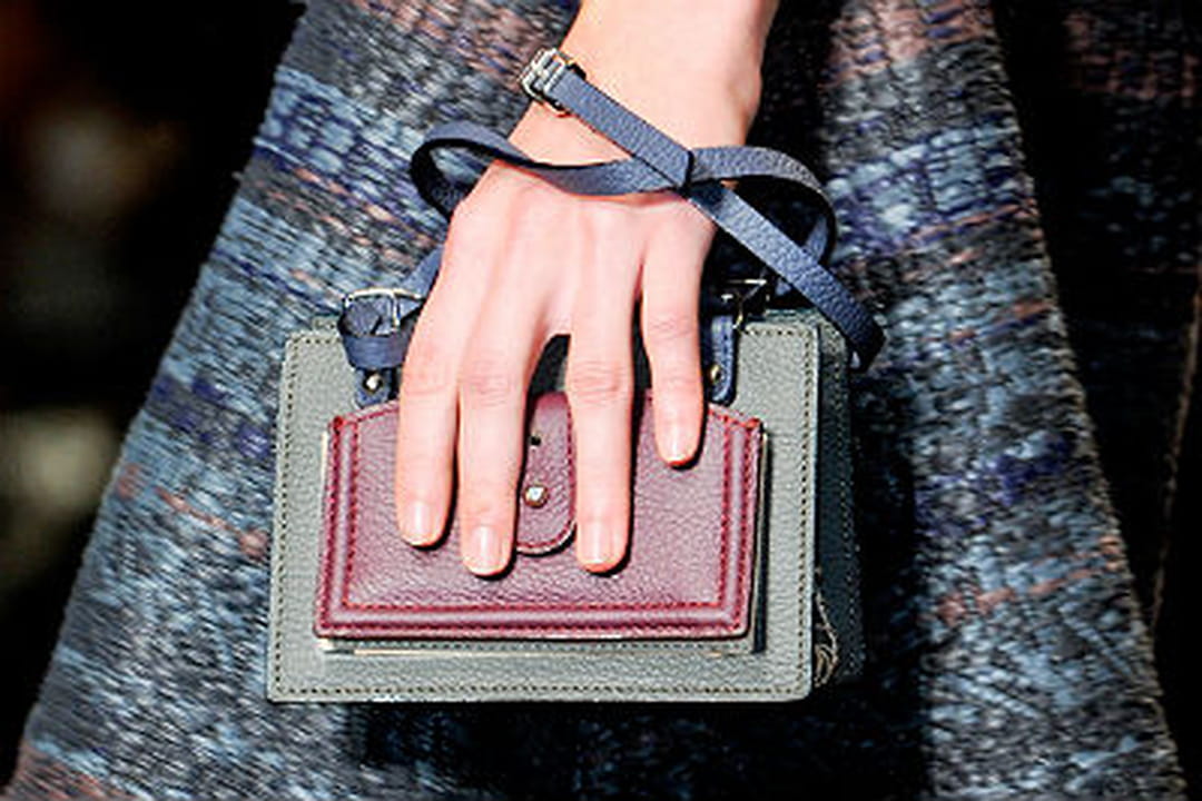 Comment porter son sac à main ? 12 façons pour varier les plaisirs